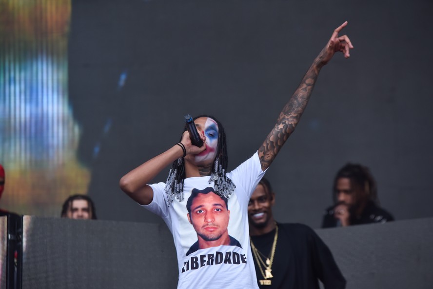 Oruam protesta no Lolla e pede liberdade ao pai, líder do CV que está preso