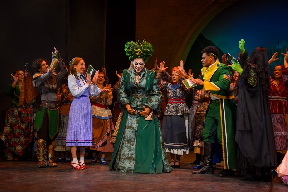 Gloria Groove estreia no musical 'Wicked' e recebe carinho da mãe