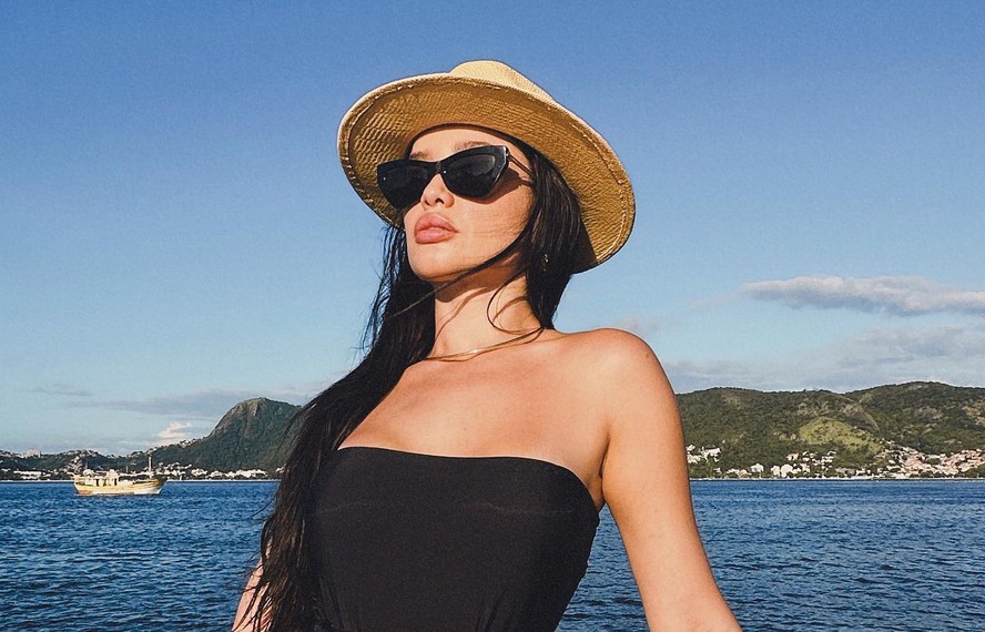 Juliette faz passeio de barco com maiô ultracavado