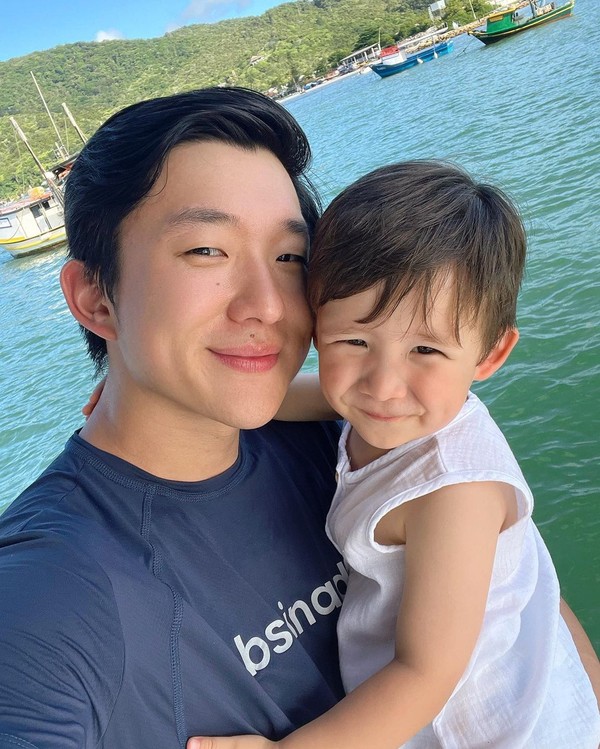 Pyong Lee encanta seguidores com foto de Jake com bisavós da Coreia