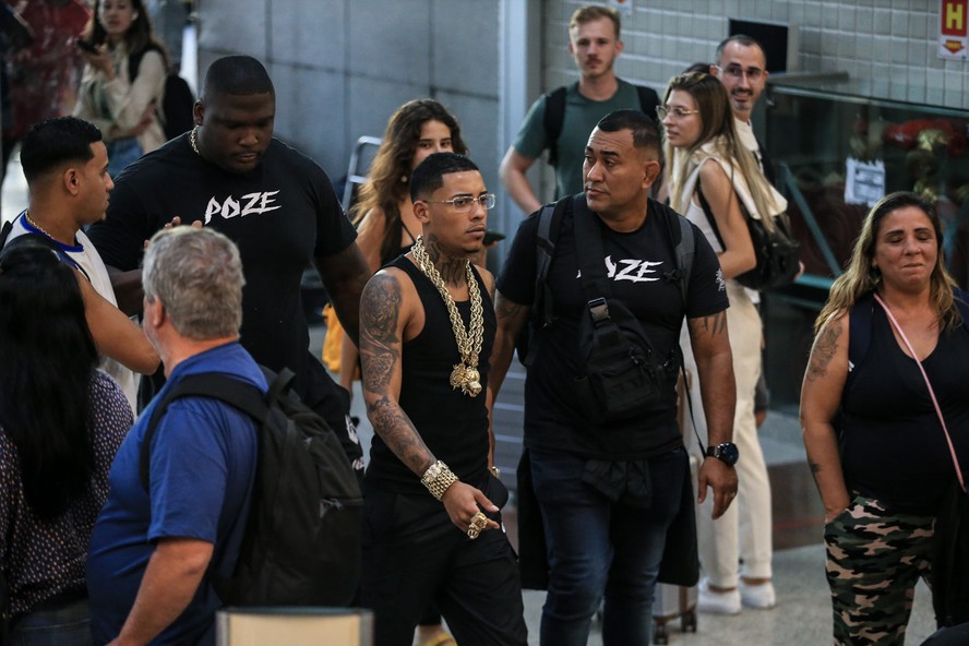 MC Poze ostenta joias em aerolook e causa alvoroço em aeroporto no Rio