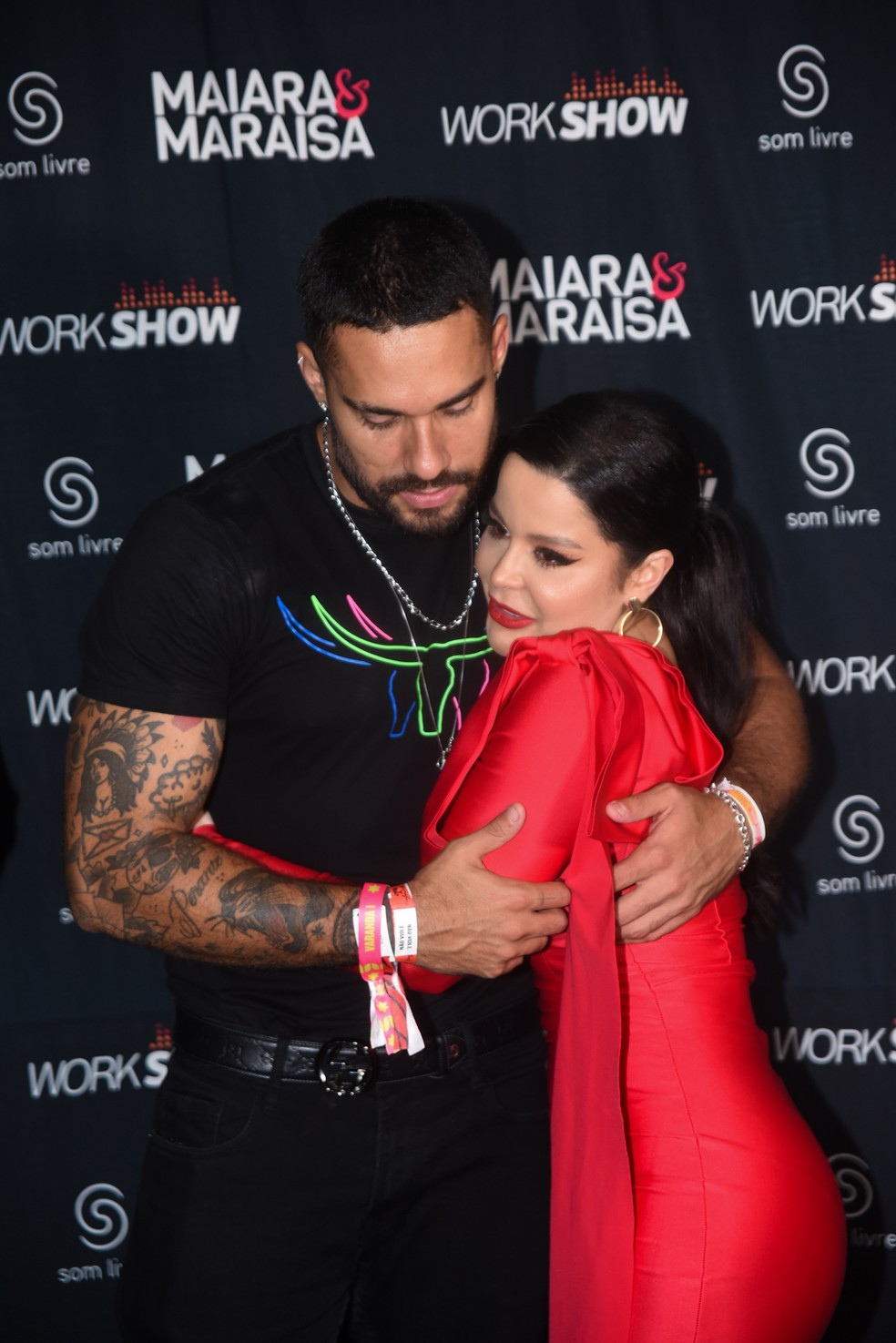 Maraisa e Bil Araújo se beijam no palco durante show, em Goiás
