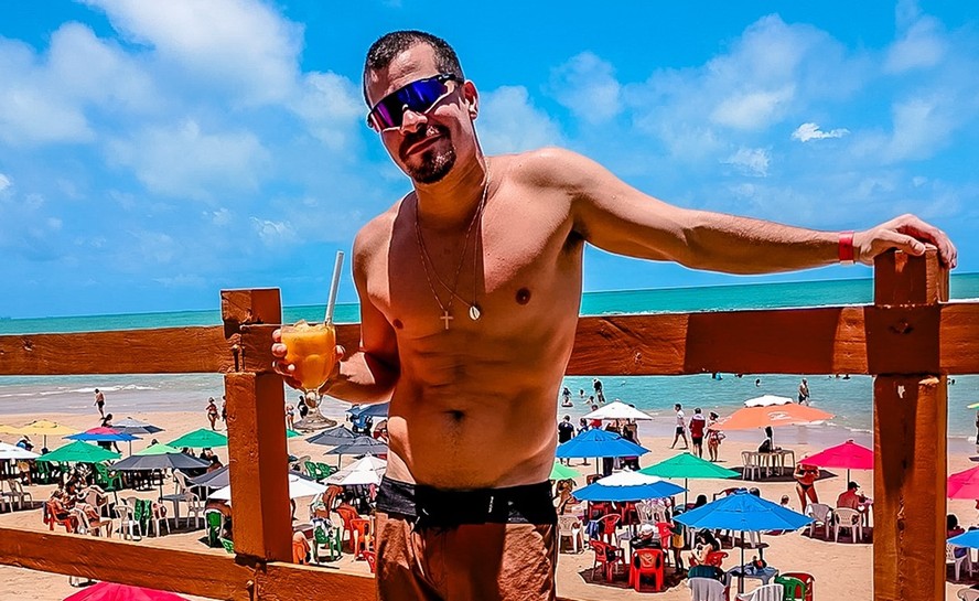 Thiago Martins curte dias em Pernambuco: 'Miniférias'