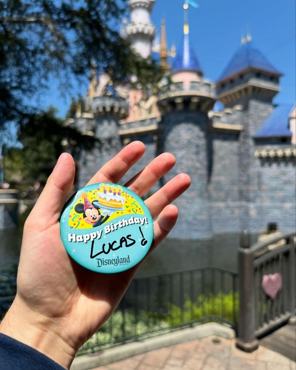 Lucas Rangel comemora aniversário do noivo na Disney