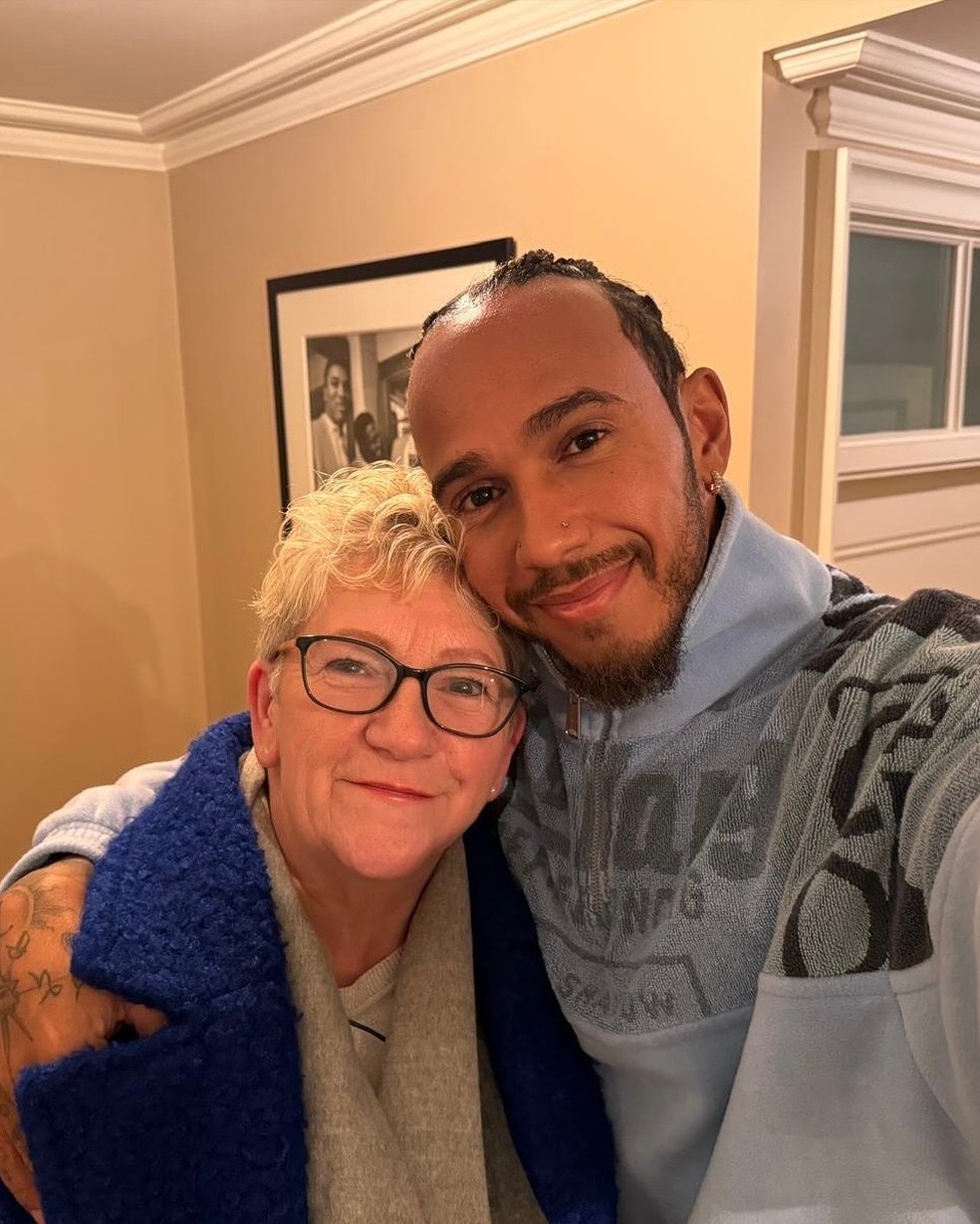 Lewis Hamilton faz homenagem emocionante à mãe, que completa 70 anos ...