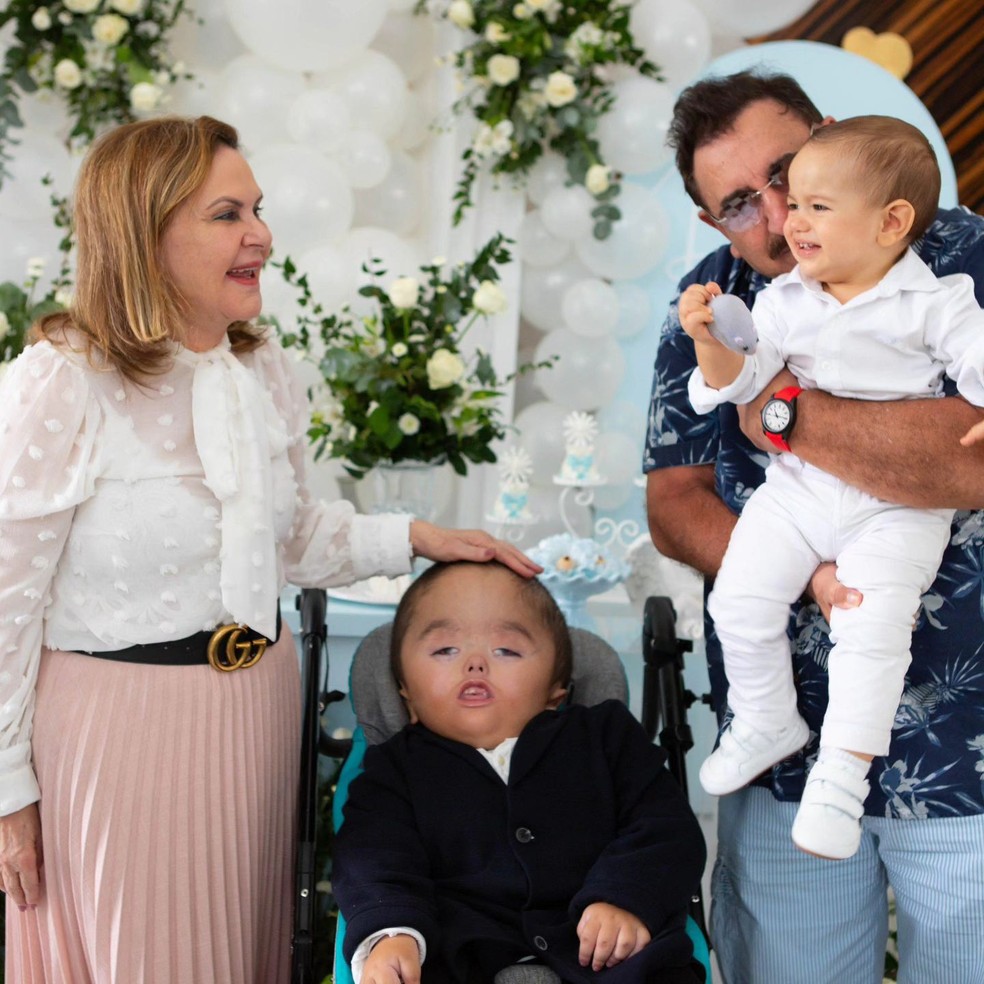 Ratinho posa com a esposa e os netos e se declara à família