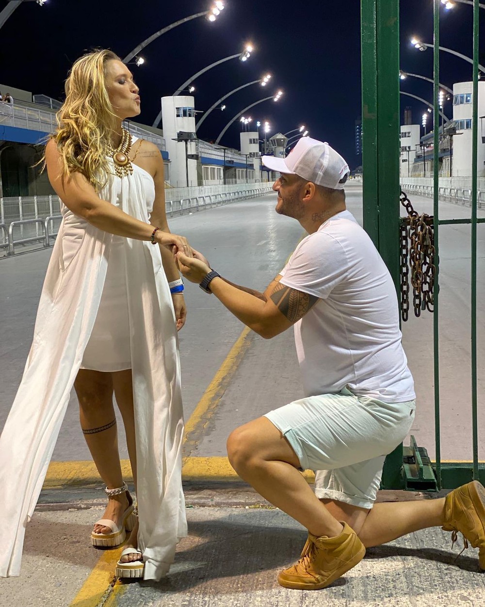 Comentarista esportiva Ana Thais Matos é pedida em casamento no Sambódromo