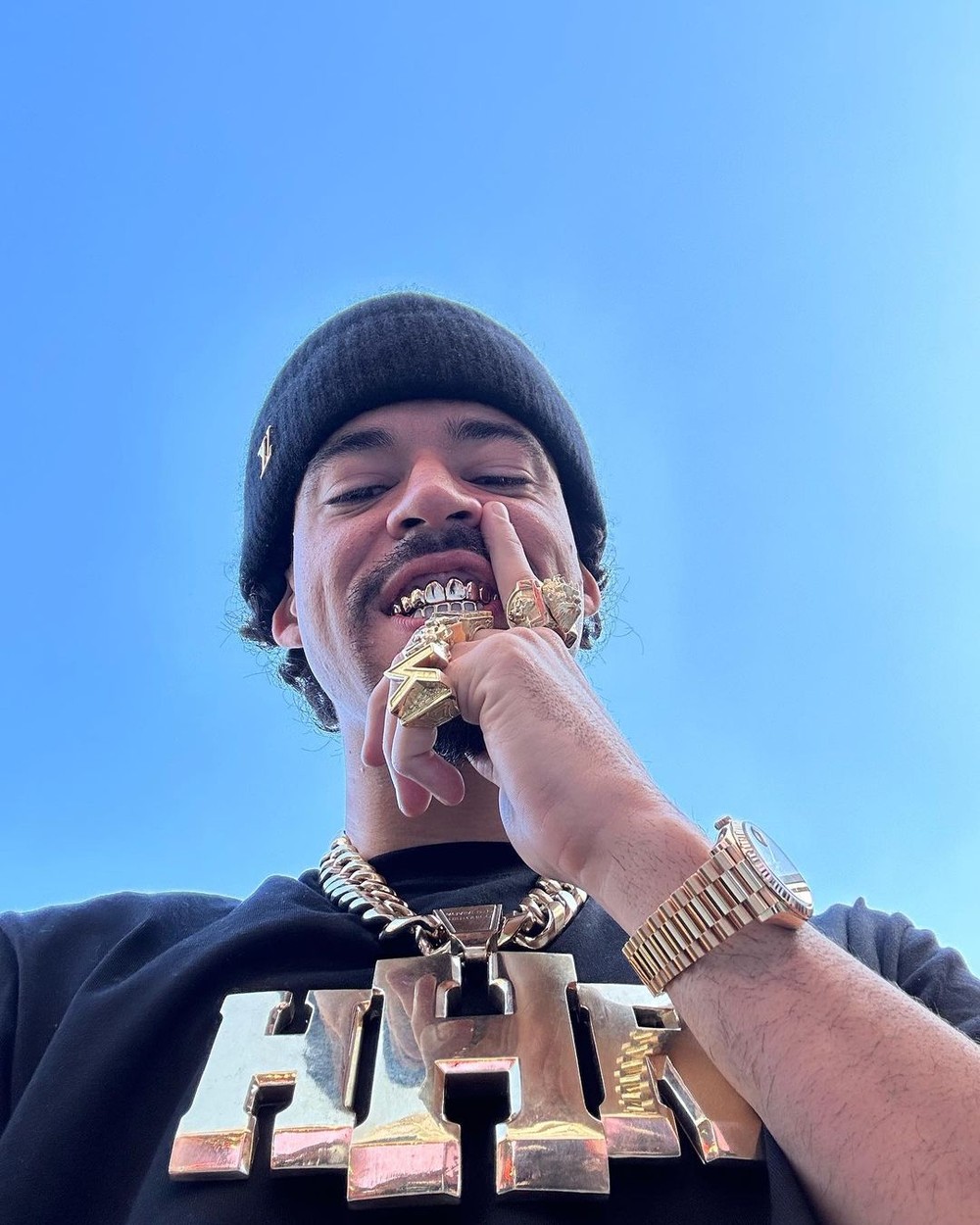 L7nnon rebate termo 'ostentação' com dentes e acessórios de ouro ...