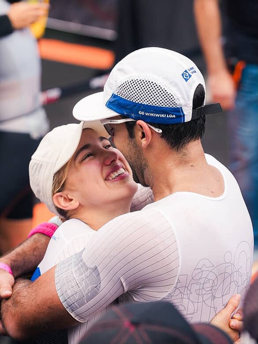 Manuela Cit é pedida em casamento pelo namorado; vídeo