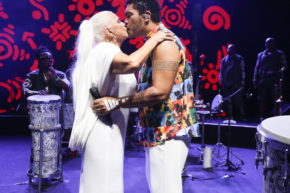 Fafá de Belém distribui selinhos e canta com a filha em show do Timbalada