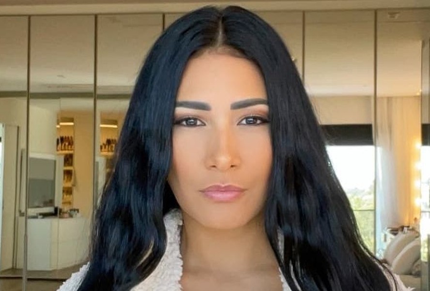 Simaria viraliza ao tentar animar plateia durante jogo de futebol; vídeo