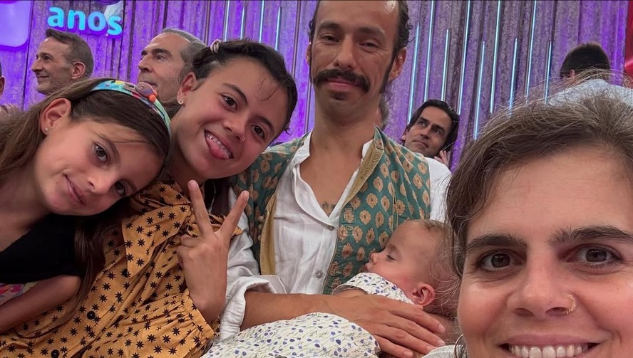 Discreta, filha de Ana Maria Braga posa com a família nos bastidores do 'Mais Você' especial de ...