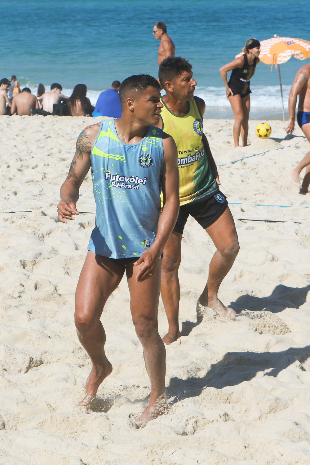 De volta ao Brasil, Thiago Silva mostra habilidade ao jogar futevôlei ...