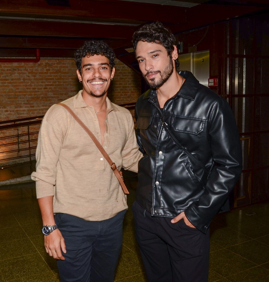 Bruno Fagundes faz aparição raríssima ao lado do namorado, Igor Fernandez