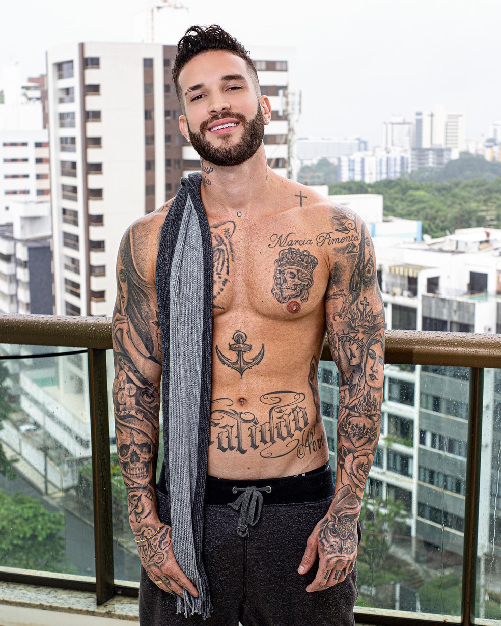 Três meses após fim de noivado, Carla Prata troca beijos com novo namorado