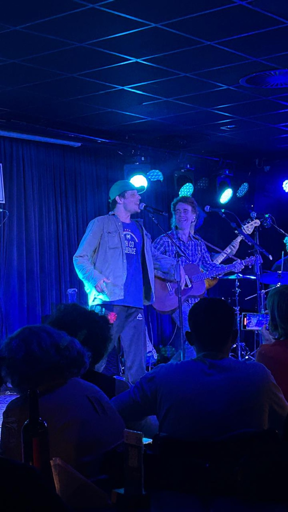 Nando Reis e Chico Chico, filho de Cássia Eller, se apresentam juntos ...