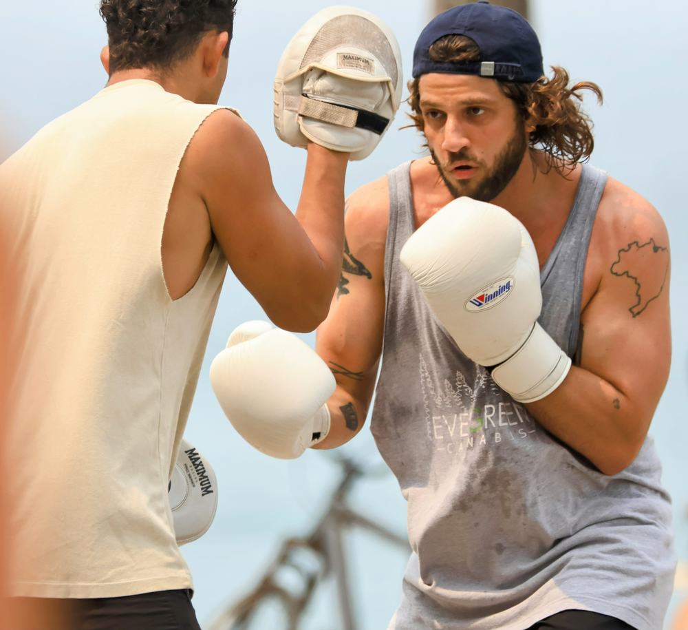 De corda a boxe, Chay Suede treina pesado em domingo de praia no Rio de ...