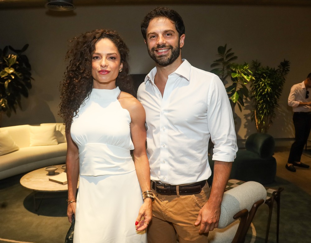 Duda Nagle faz primeira aparição com a namorada e ganha beijinho romântico