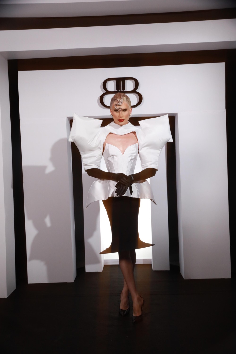 Com look avaliado em R$ 10 mil, Halessia marca presença no Baile do BB