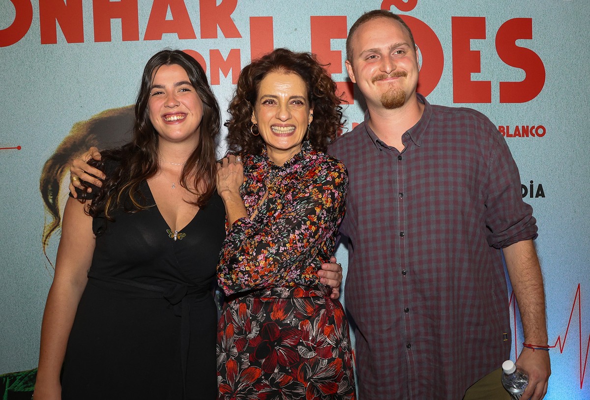 Denise Fraga lança filme com aparição rara do filho e da nora; fotos