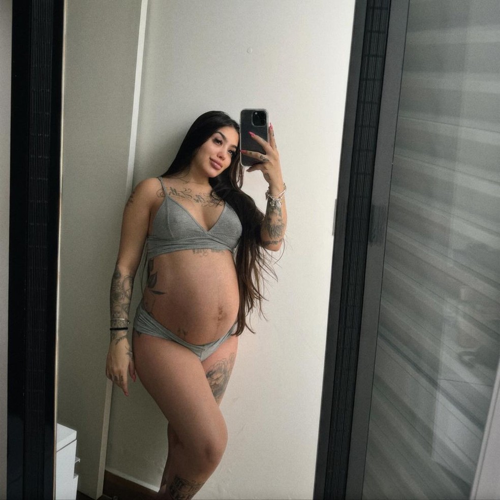 Com quase 8 meses, MC Mirella mostra barrigão e diz: 'Me chuta o dia inteiro'