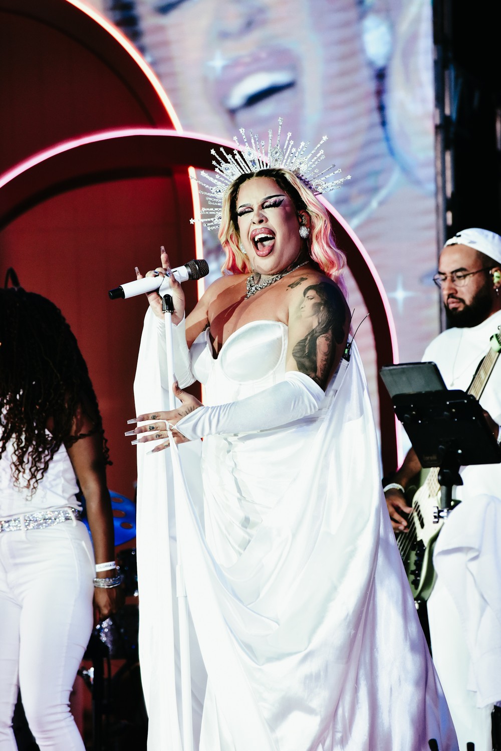 Gloria Groove usa look barbiecore com transparência para show no navio ...