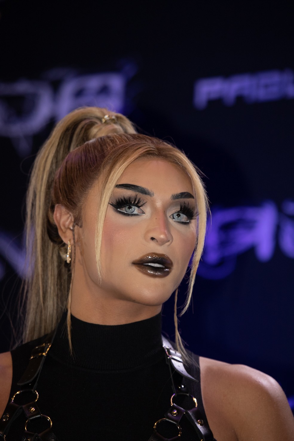 Pabllo Vittar reúne fãs em pocket show na Avenida Paulista