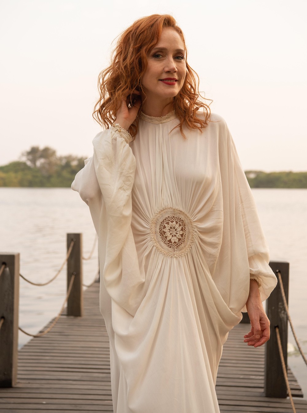 Camila Morgado troca beijos com affair durante passeio pelo Rio