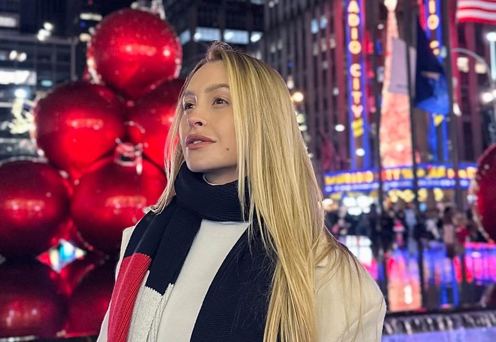 Carla Díaz é reconhecida nas ruas de Nova York e posa para fotos