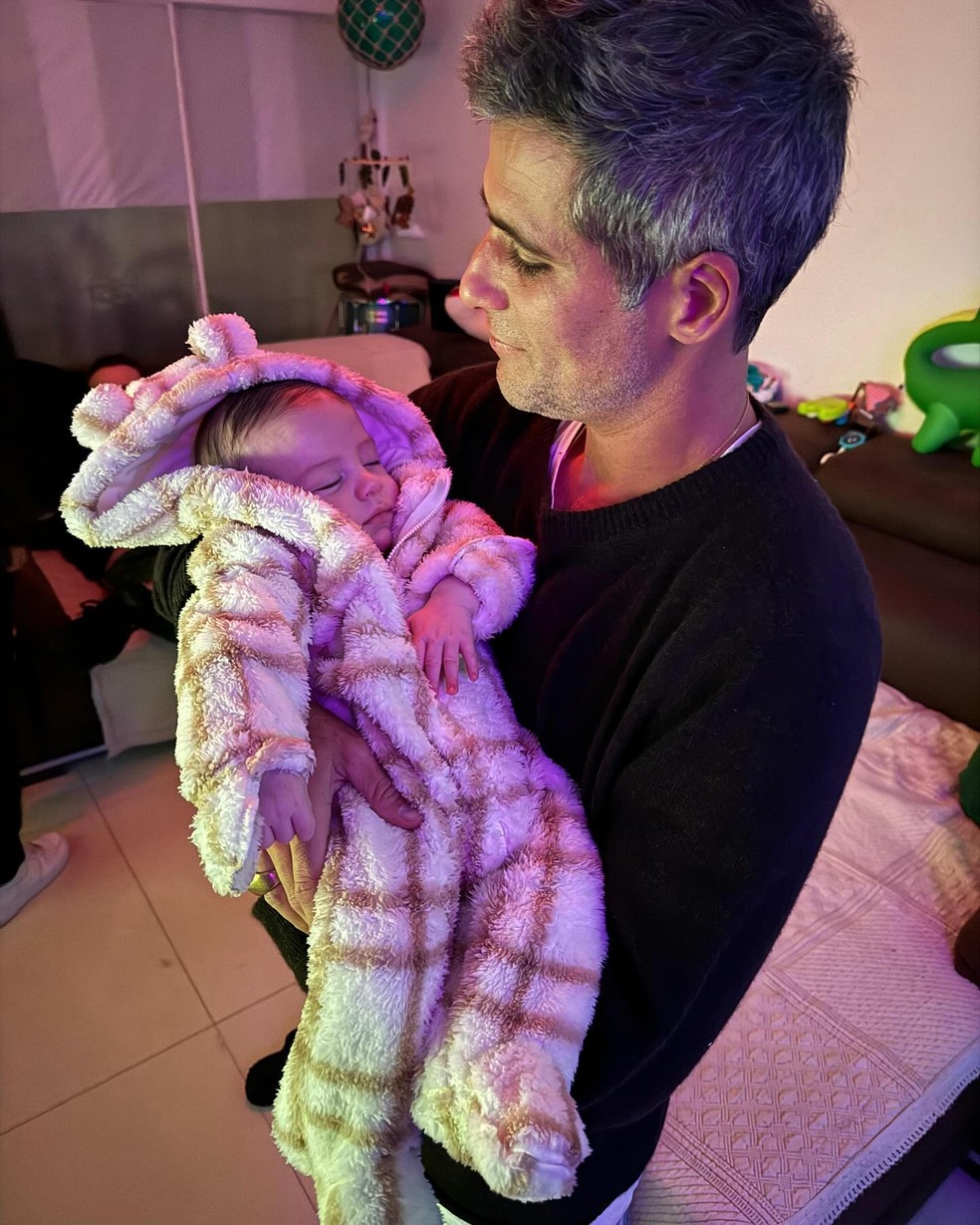 Giovanna Ewbank e Bruno Gagliasso conhecem filho de Lucas Gagliasso; vídeo