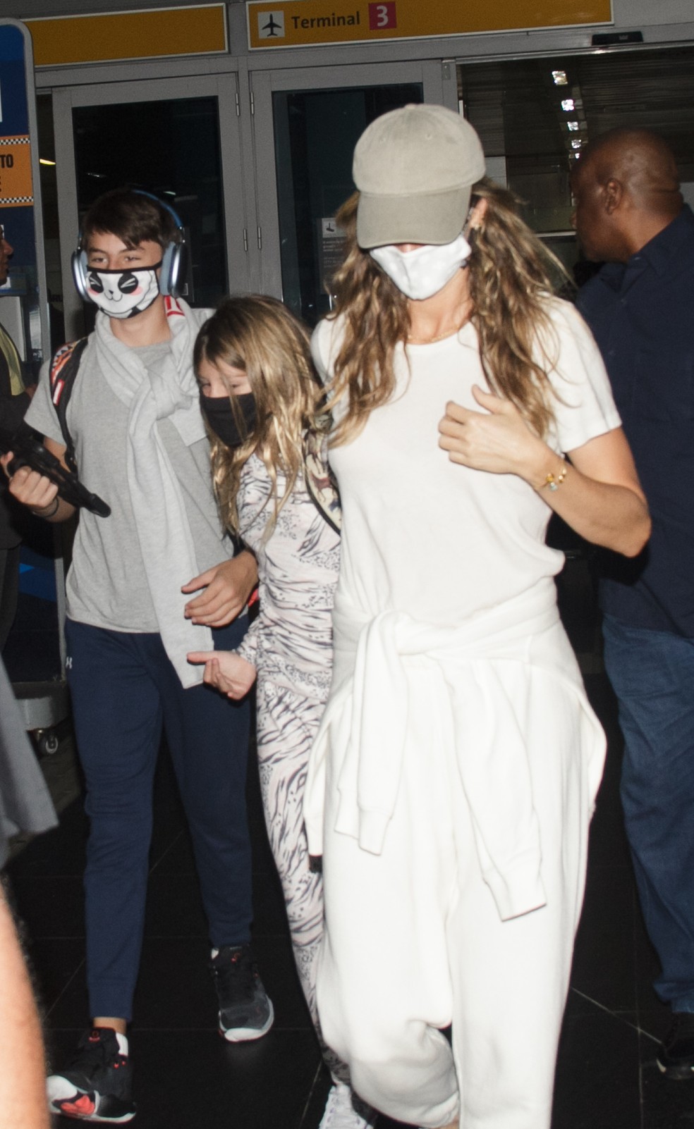 Após divórcio, Gisele Bündchen desembarca em São Paulo com os filhos