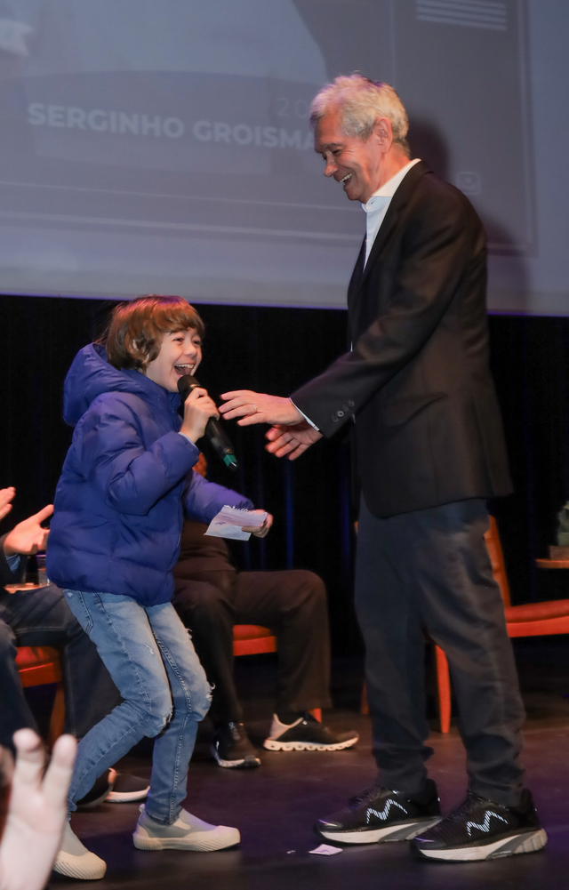 Filho de 9 anos de Serginho Groisman rouba a cena em homenagem ao pai ...