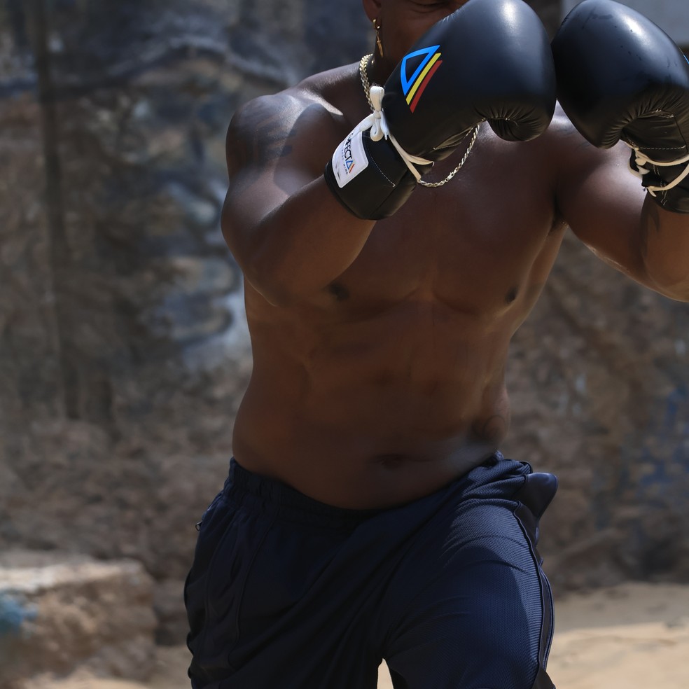 Ne-Yo treina no Arpoador antes de show no Rock in Rio; veja fotos