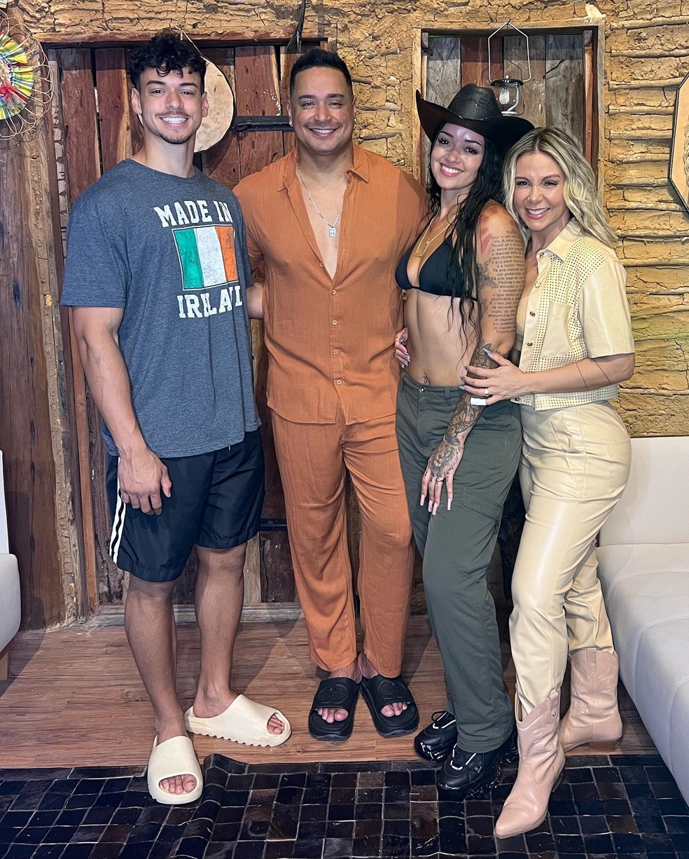 Camilly Victoria, filha de Carla Perez e Xanddy, e namorada trocam ...