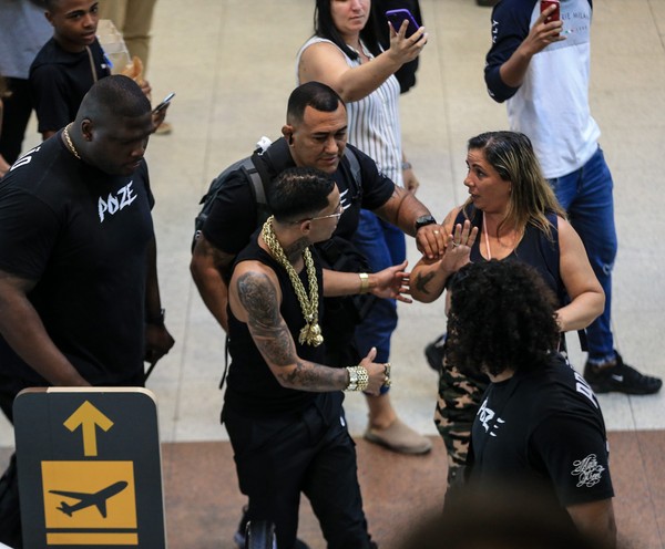 MC Poze ostenta joias em aerolook e causa alvoroço em aeroporto no Rio