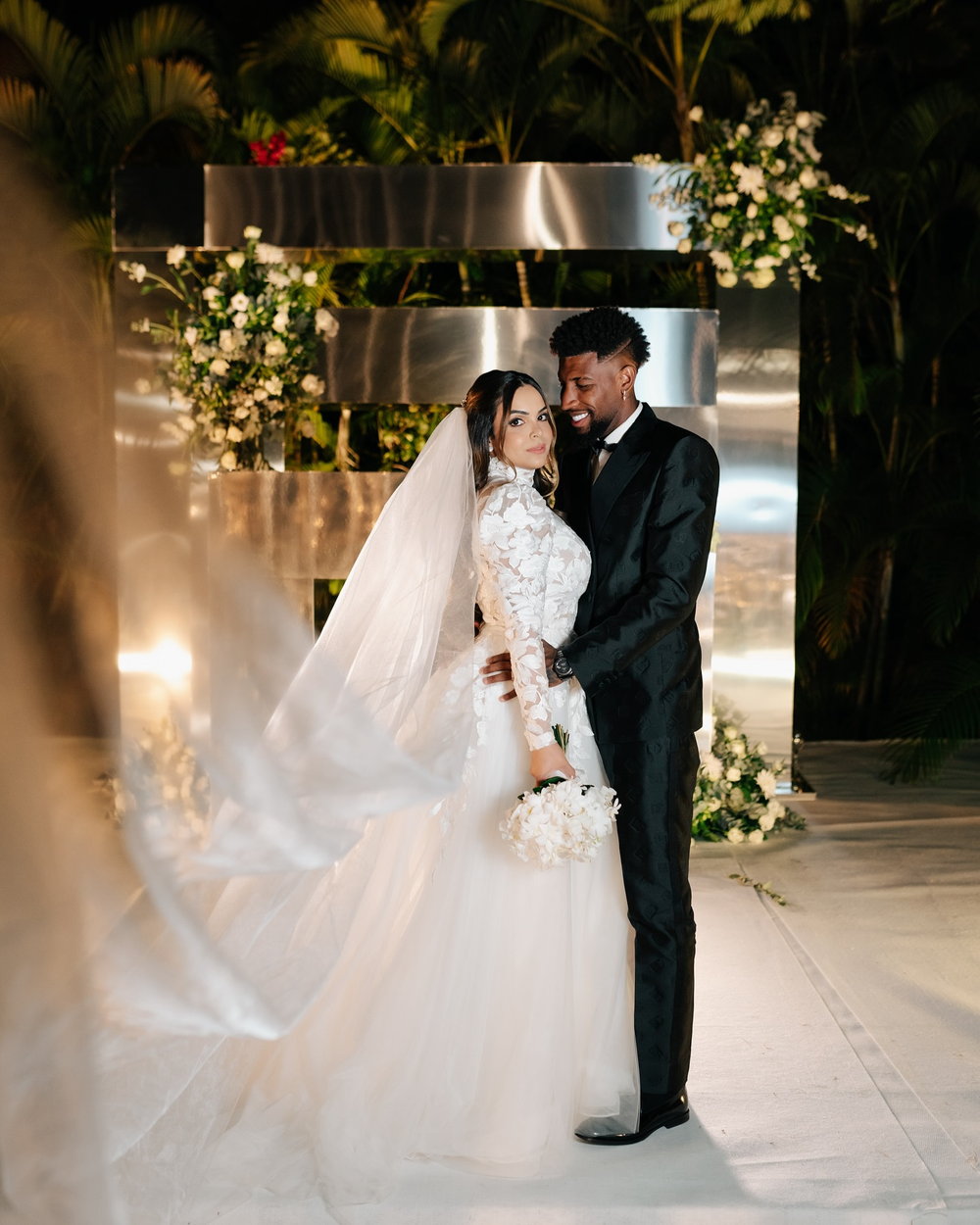 Jogador Emerson Royal, do Tottenham, se casa com Estela Braga em MG