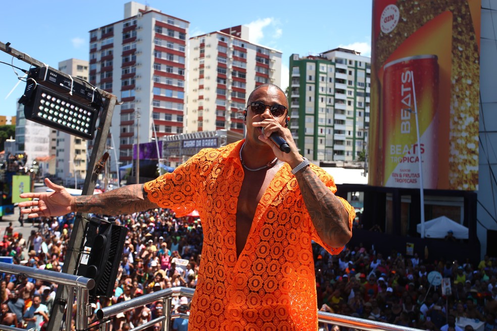 Léo Santana e Bell Marques reúnem multidão para último dia de Carnaval ...