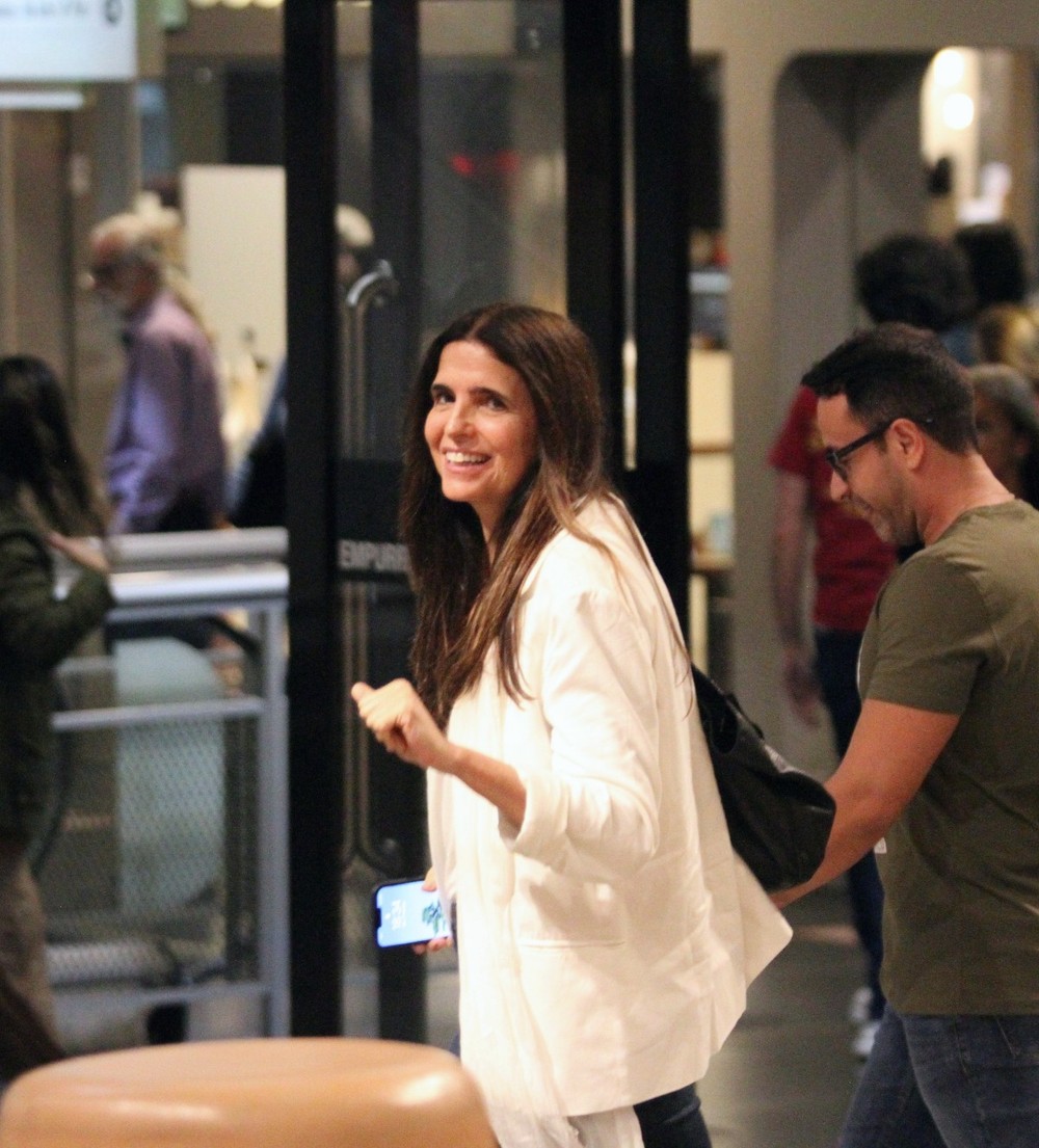 Malu Mader faz aparição rara em passeio com amigo e sorri para fotógrafos