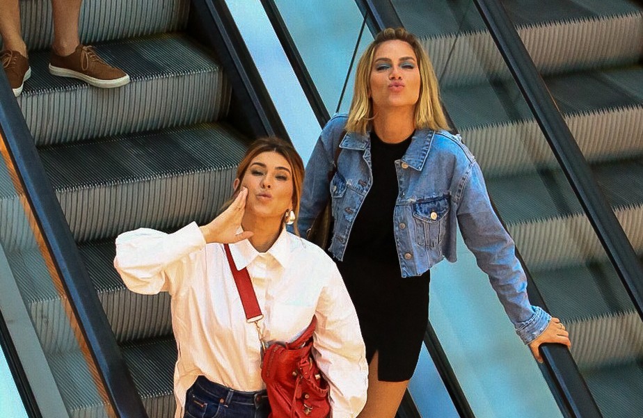 Giovanna Ewbank e Fe Paes Leme mandam beijinhos para fotógrafo em passeio