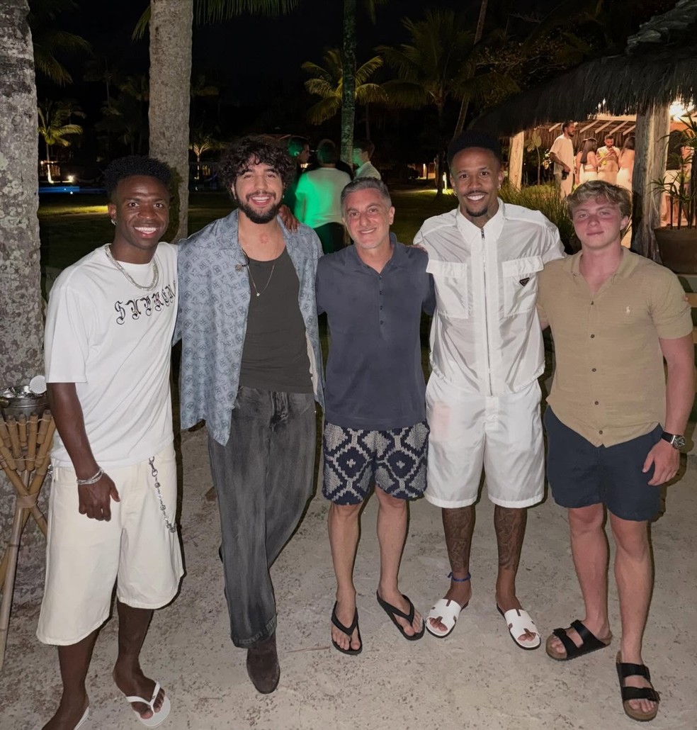 Em Trancoso, Vini Jr. aparece ao lado de Éder Militão e Luciano Huck