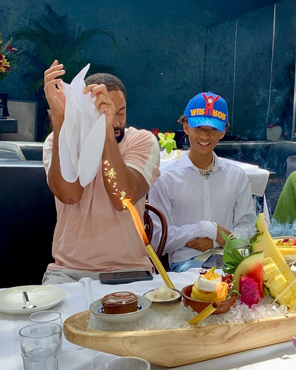 Will Smith se atrapalha com vela no aniversário do filho: 'Incendiando ...