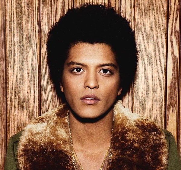 Bruno Mars comemora shows esgotados no The Town com funk 'Dança da Motinha'