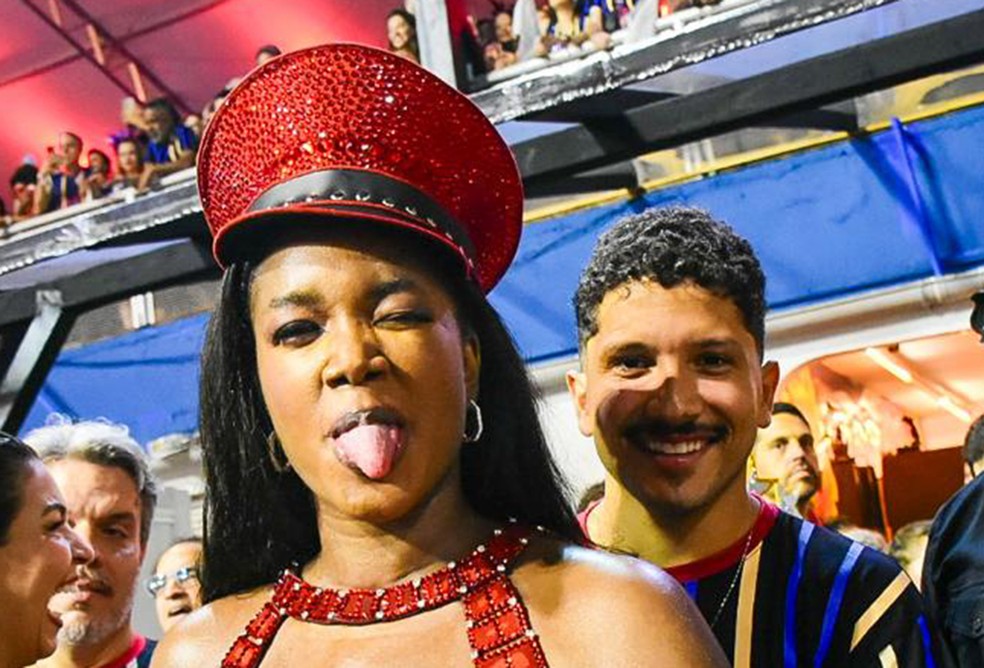 Carnaval 2025: IZA confere desfiles em camarote com o namorado, Yuri Lima