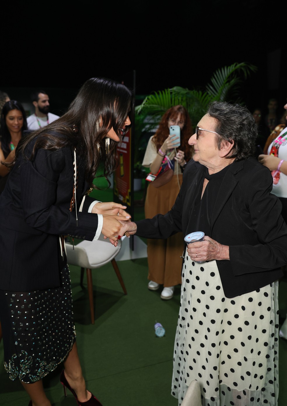 Bruna Marquezine tieta a atriz Tânia Maria nos bastidores da CCXP