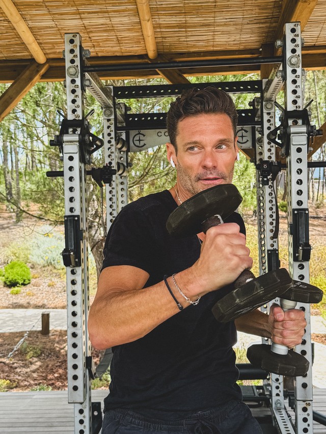 Aparência de Ryan Seacrest chama atenção na web: 'Frágil e magro'; compare