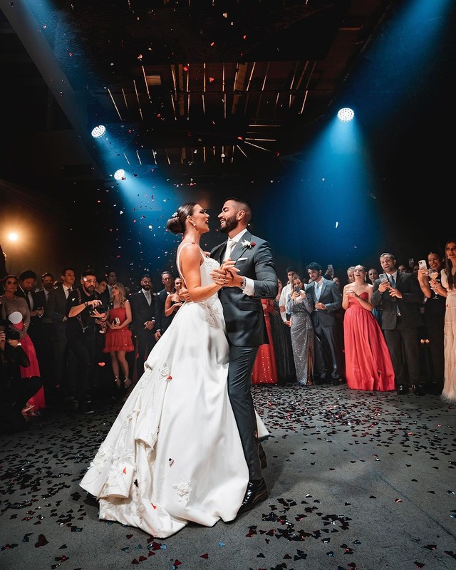 Rafa Marques e Pati Guerra abrem álbum do casamento; Bell Marques chorou