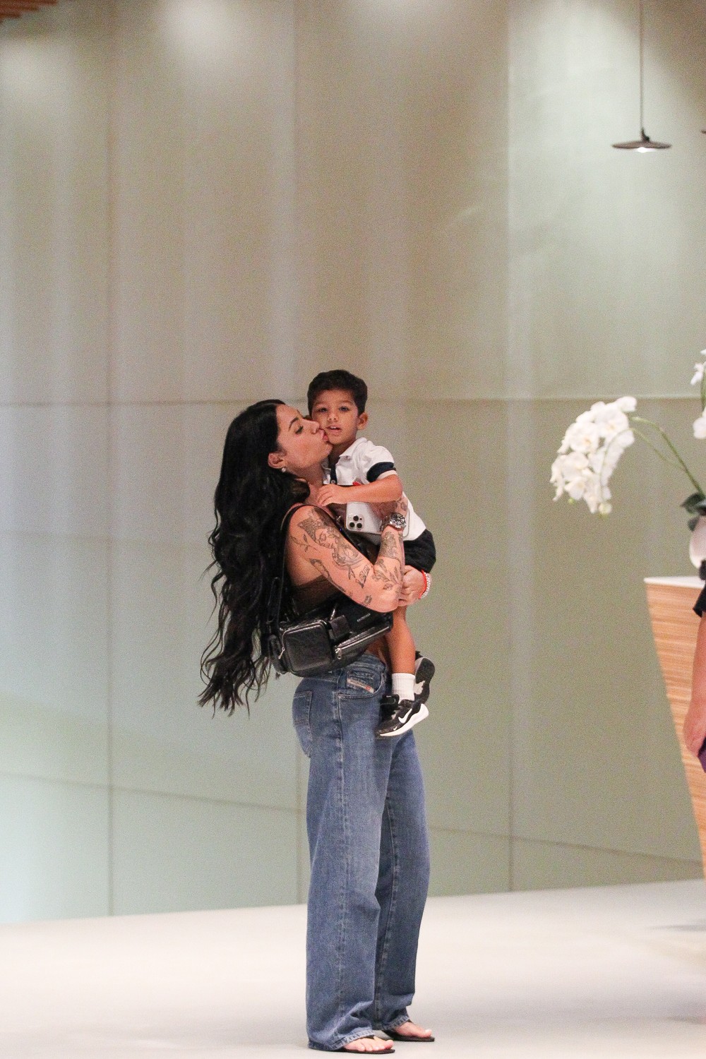 Rayane Figliuzzi, namorada de Belo, passeio com o filho em shopping no ...