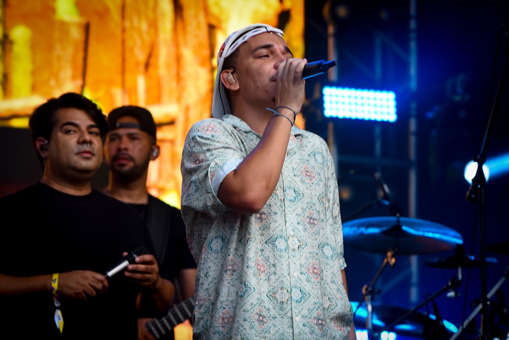 Após anunciar segunda gravidez, Ary Mirelle vai com filho ao show de João Gomes