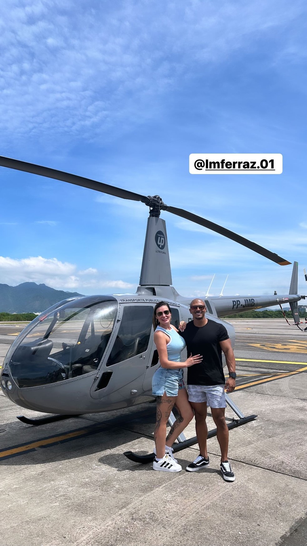 Andressa Urach passeia de helicóptero com o novo namorado, o filho e a nora
