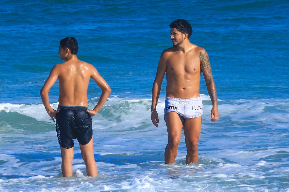 Yuri Lima, namorado da cantora IZA, pratica exercícios em praia do Rio; fotos